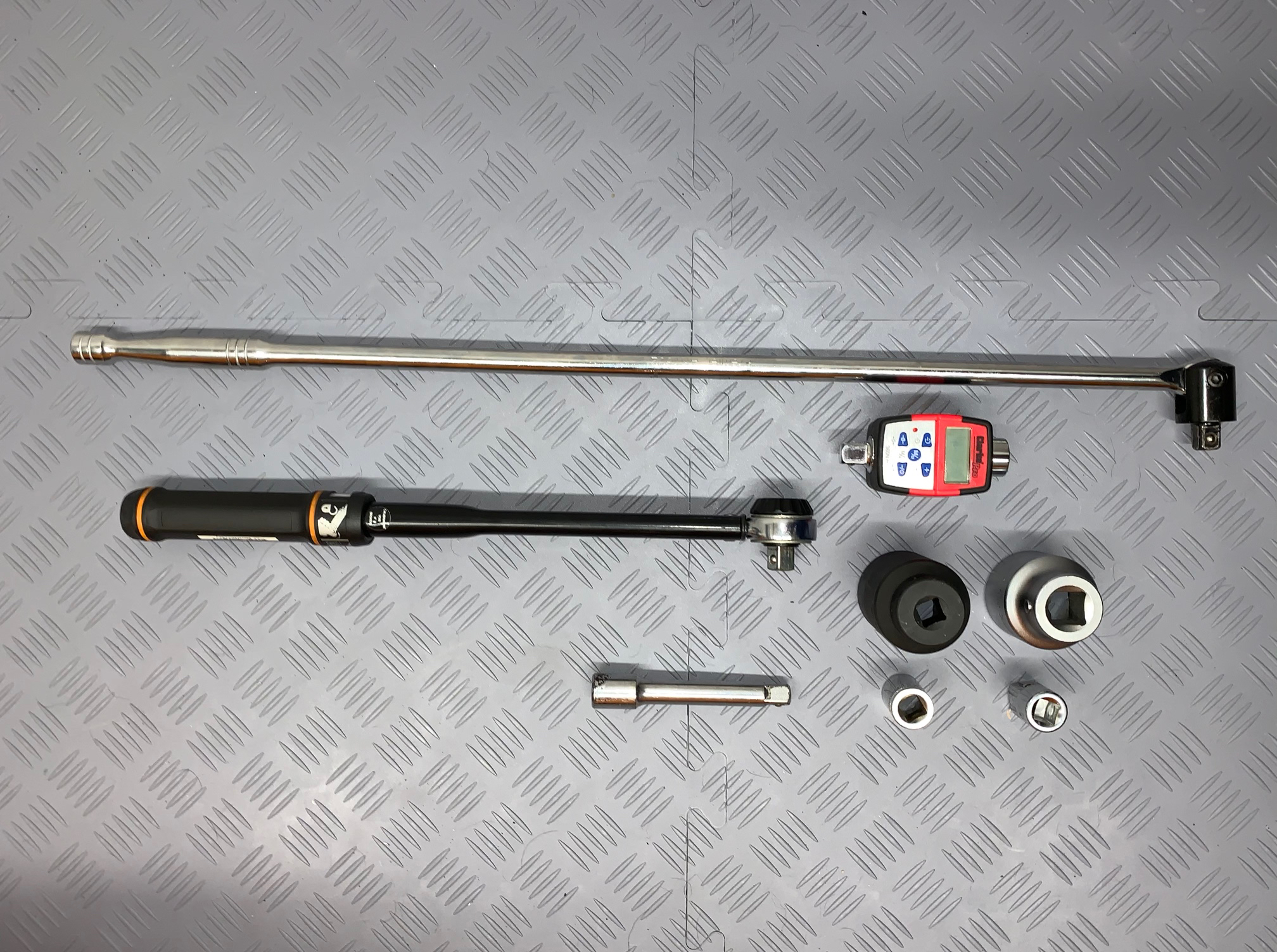 Tightening the rear hub nuts