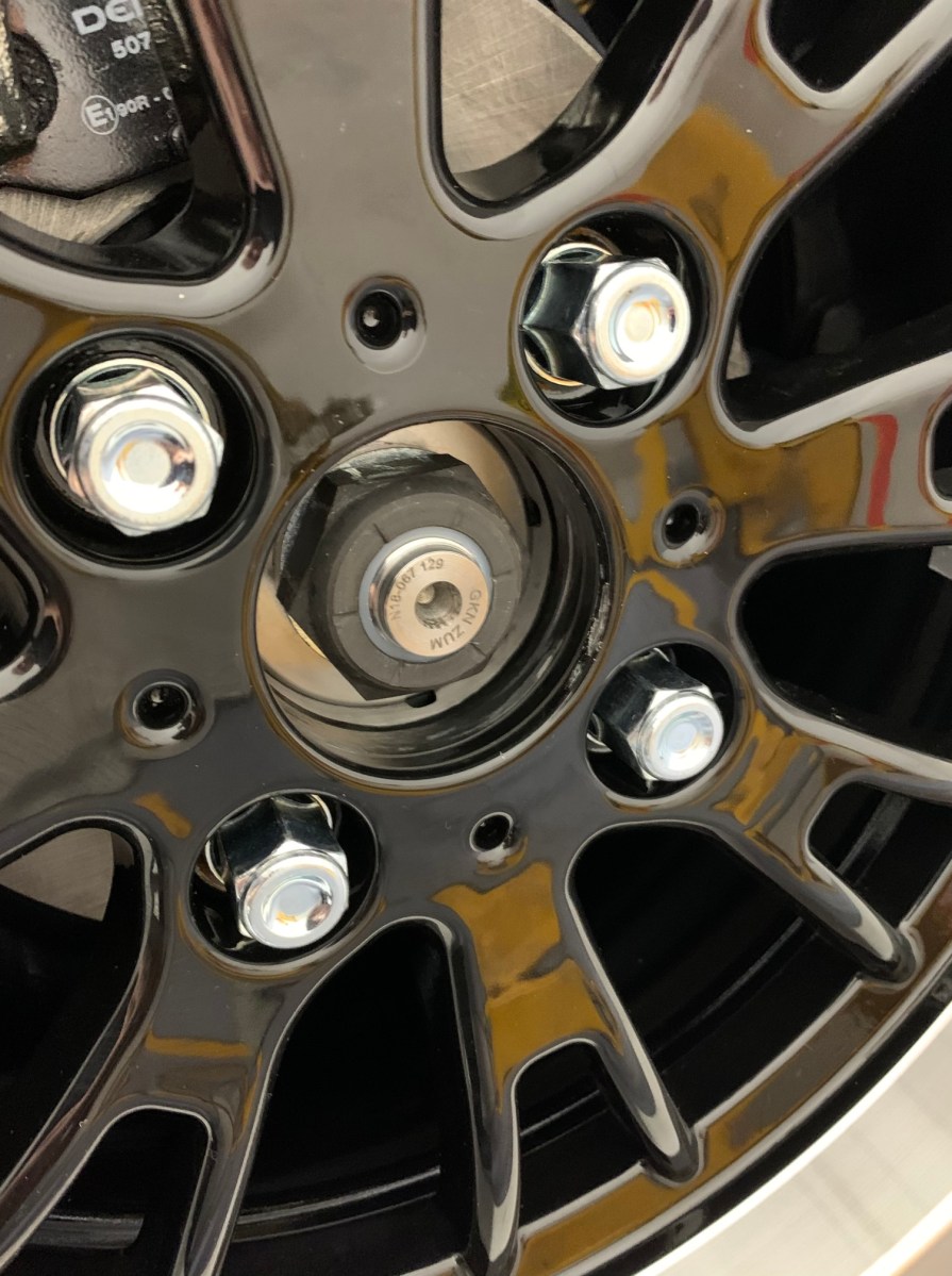 Tightening the rear hub nuts